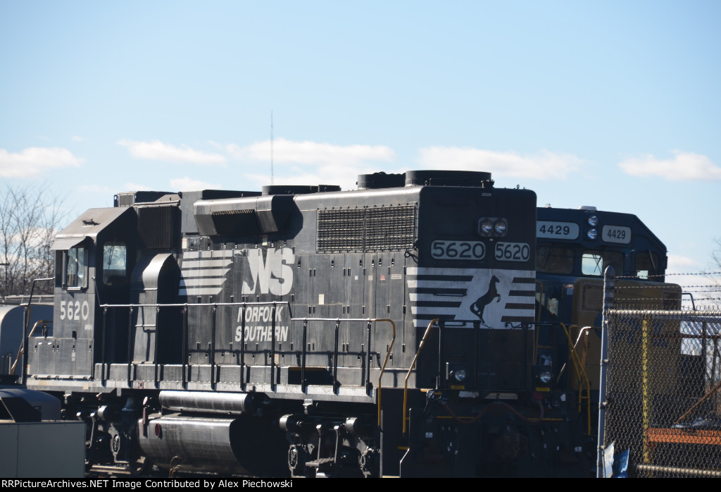 NS 5620 and CSX 4429